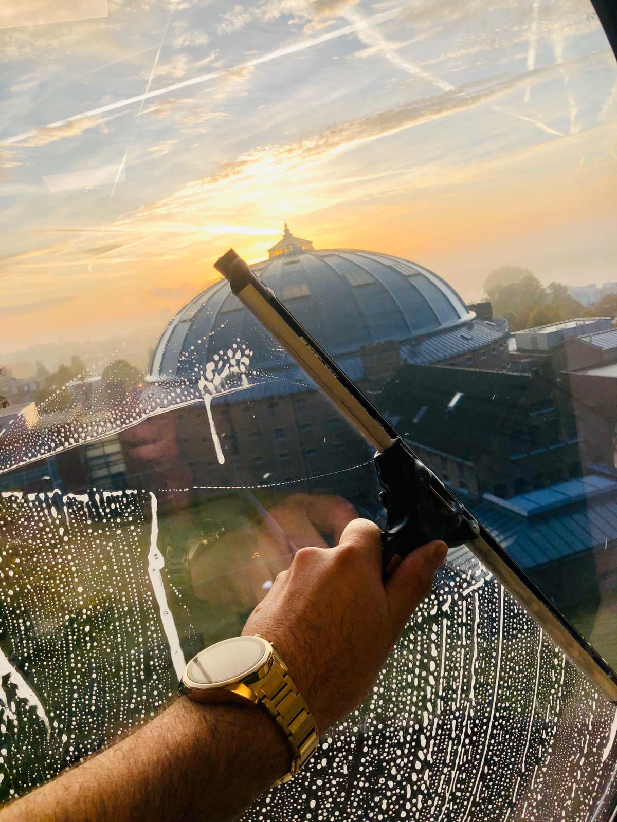 Glazenwasser (38 uur p/w) - Clean Up Facilities | Glasbewassing en specialistische schoonmaak